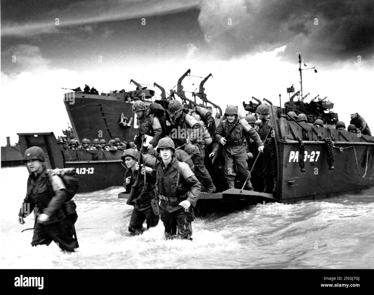 American reinforcements, arrive on the beaches of Normandy from a Coast ...