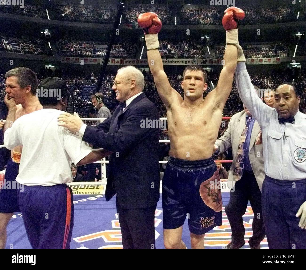 Polish-born German boxer Dariusz Michalczewski, 2nd of right ...