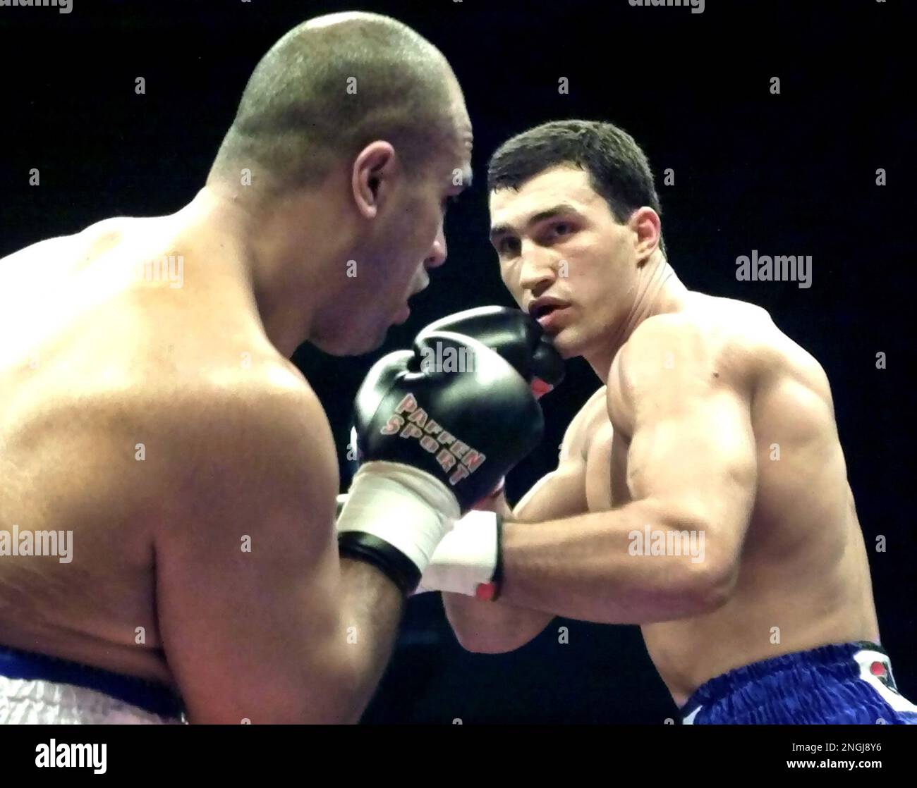 Ukrainian heavy weight boxer Wladimir Klitschko, right, in action ...