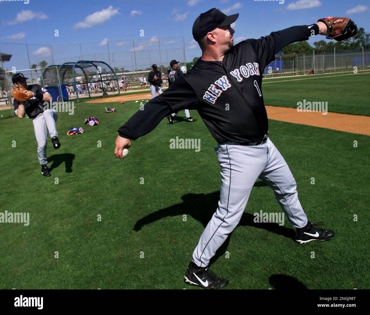 New York Mets' Todd Zeile, left, and Entertainer Garth Brooks (1) warm ...