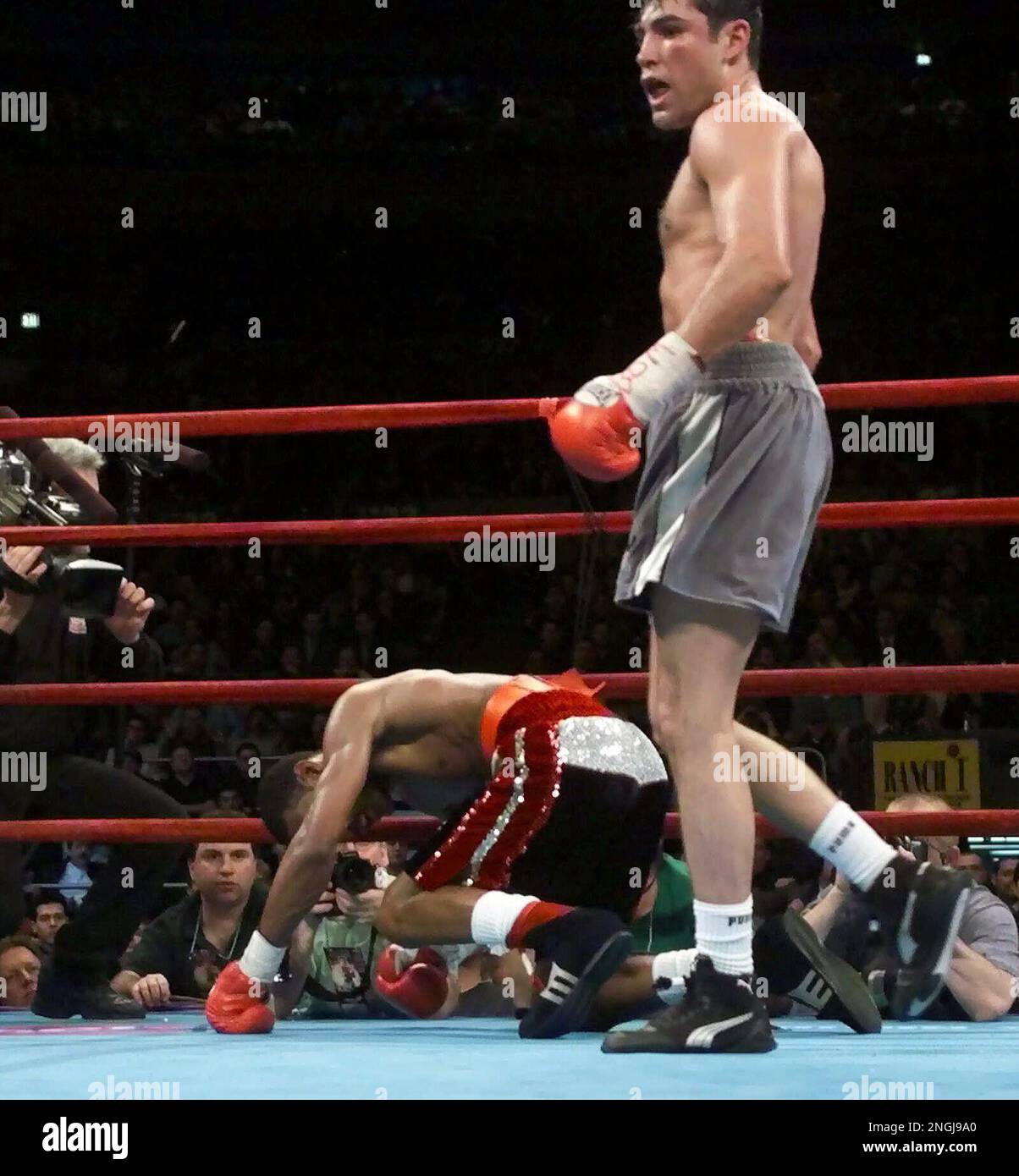 Derrell Coley, of Capitol Hill, Md., falls to his knees after being knocked out by Oscar De La ...