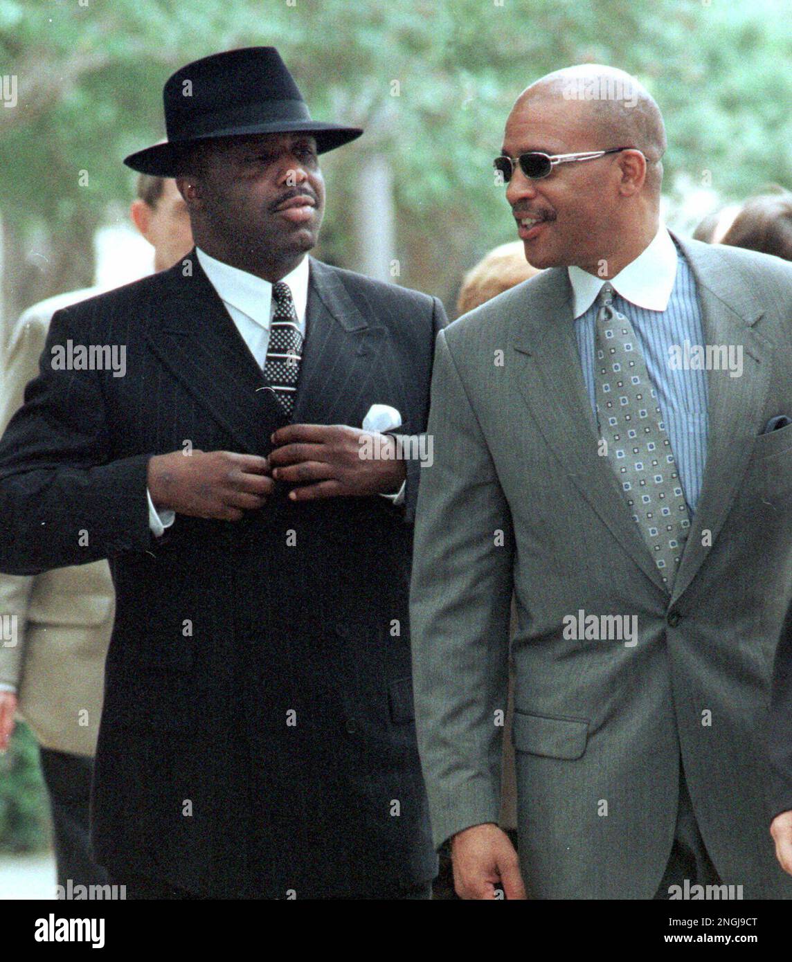 Former Dallas Cowboys Ron Springs, left, and Drew Pearson leave a ...
