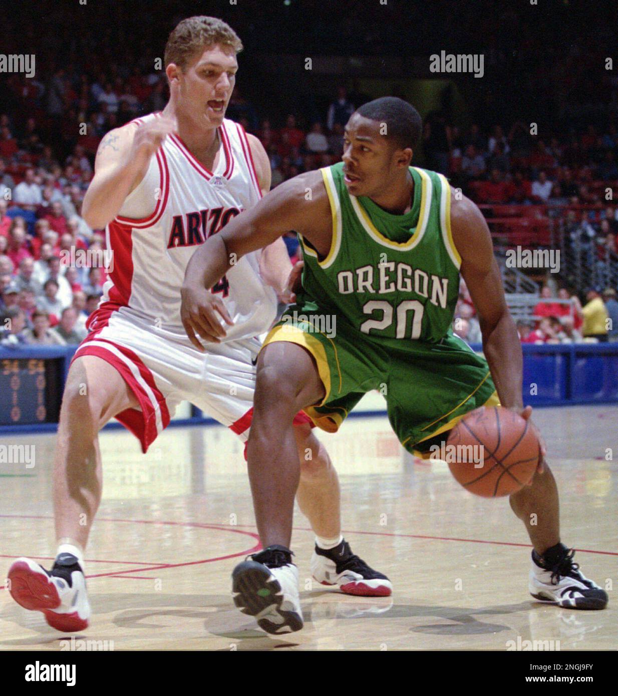 Oregon's Frederick Jones (20) tries to dribble past the pressing ...
