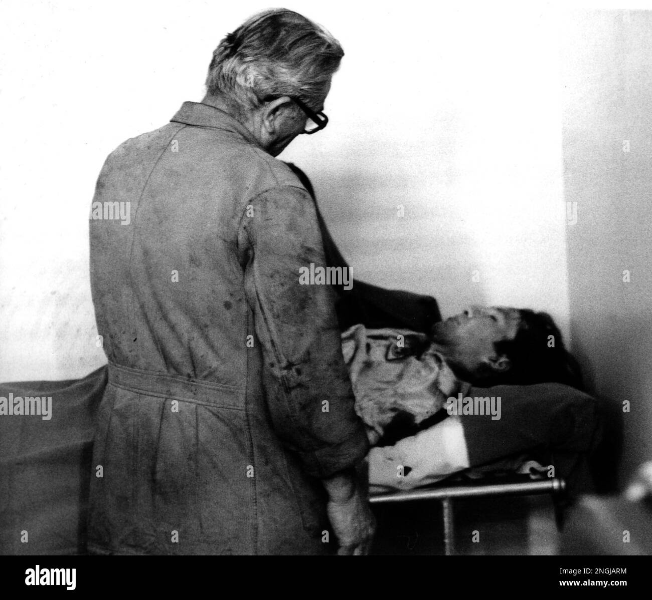 An unidentified man views the body of Jochen Rindt in the mortuary room ...
