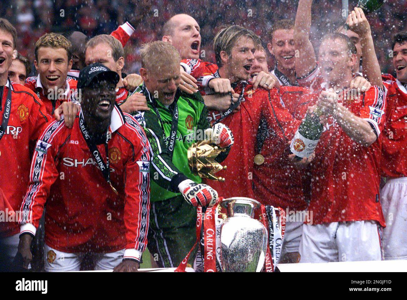 Manchester United celebrates after they beat Tottenham Hotspur 2-1 to ...
