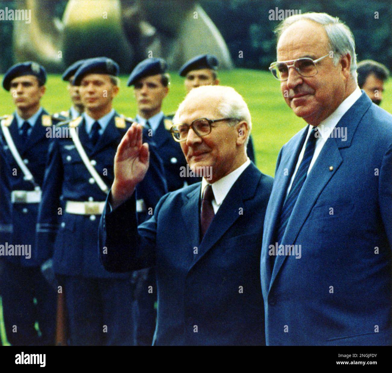 Erich Honecker zu Besuch in Bonn - Gemeinsam schreiten Bundeskanzler Helmut Kohl (r) und der DDR ...