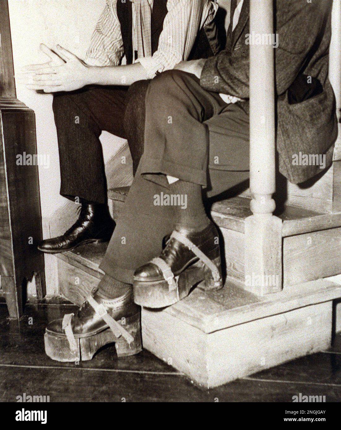 The feet of Humphrey Bogart - A view behind the scene unveils the truth ...