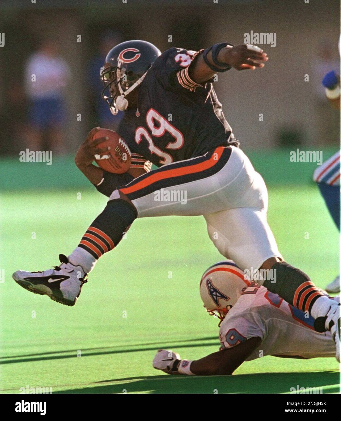 Chicago Bears running back Curtis Enis (39) hurdles over Tennessee ...