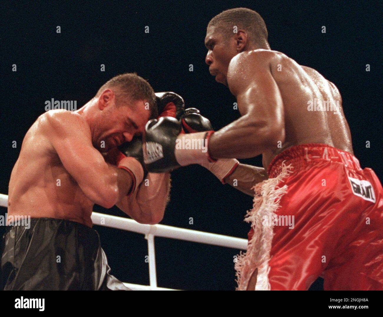 German Boxer Sven Ottke, left, under attack of U.S. Charles Brewer ...