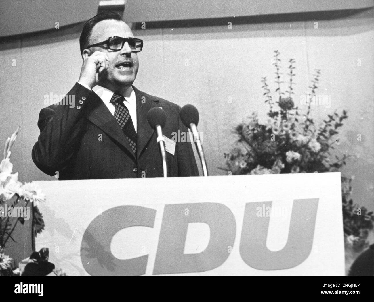 CDU-PARTEITAG IN HAMBURG - Mit einer kurzen Ansprache des Parteivorsitzenden Helmut Kohl wurde ...