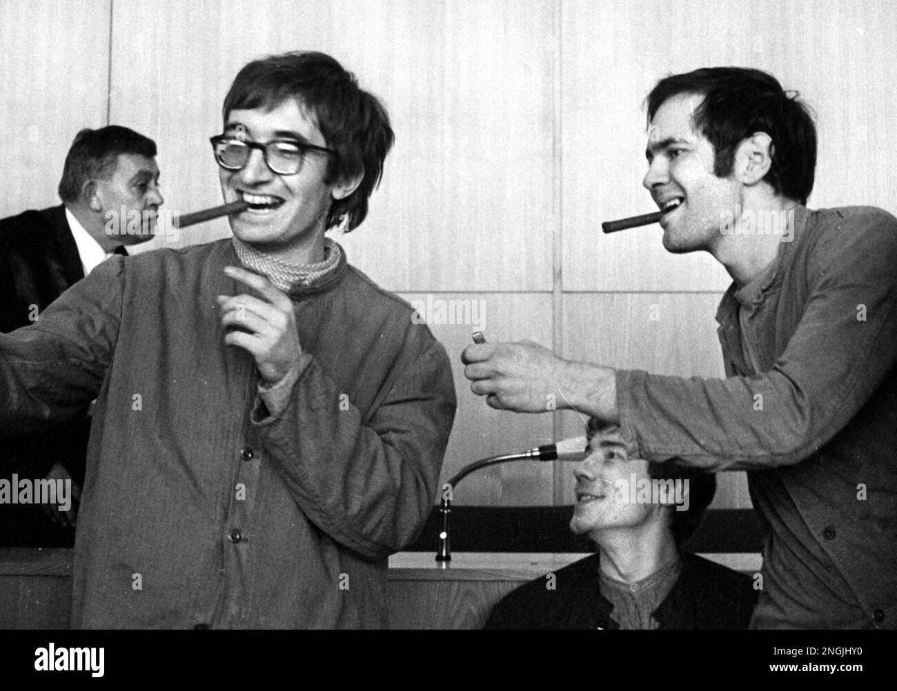 Die Angeklagten Horst Soehnlein, links, und Andreas Baader, rechts ...