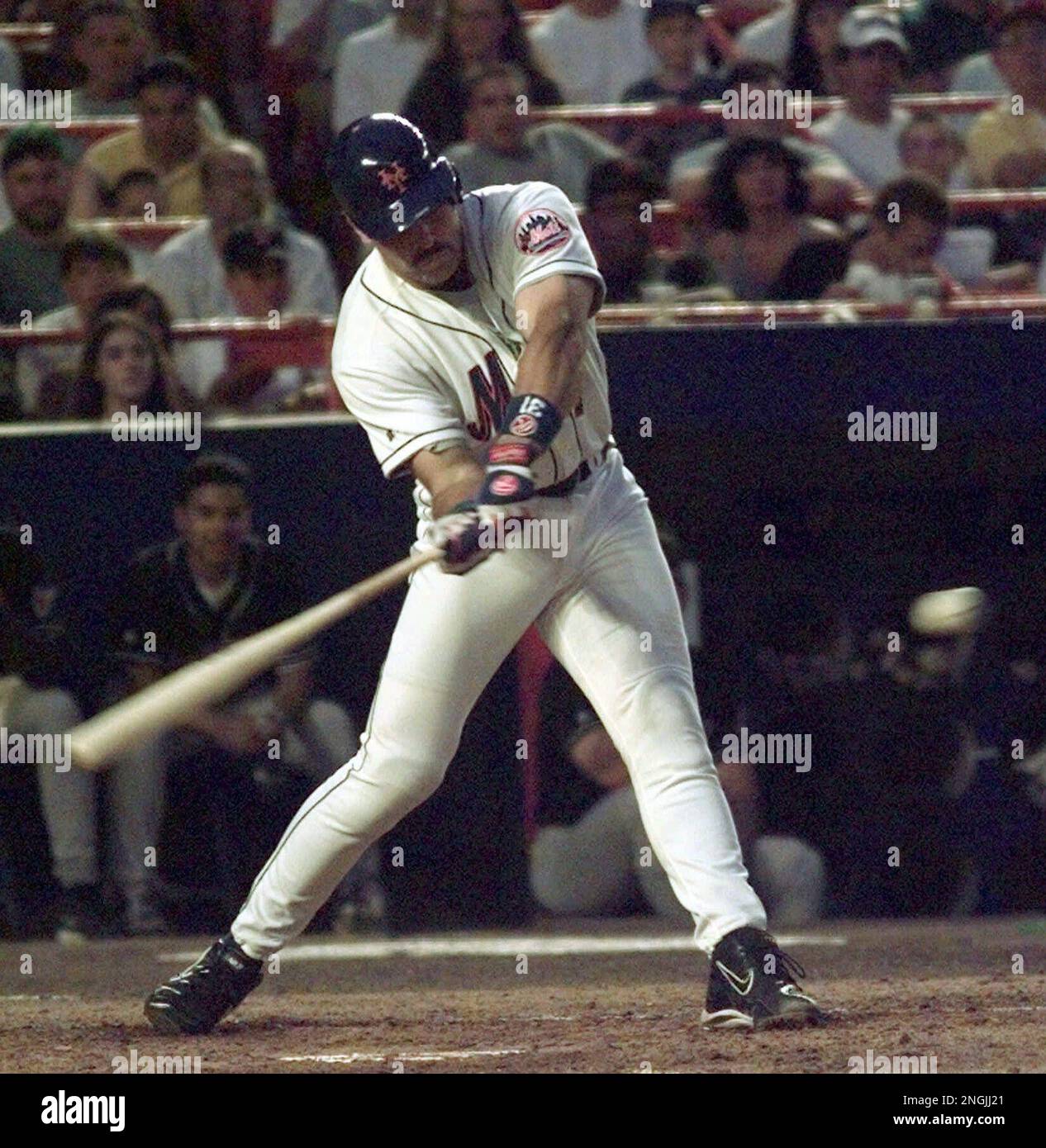 New York Mets Mike Piazza connects for a second inning solo home run ...
