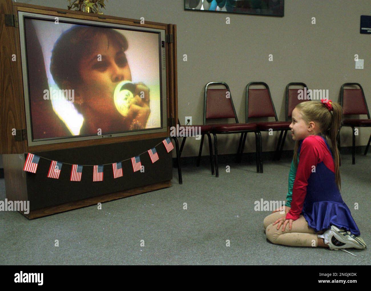 Brittany McLeoe, 8, watchs figure skater Tara Lipinski kiss her gold ...