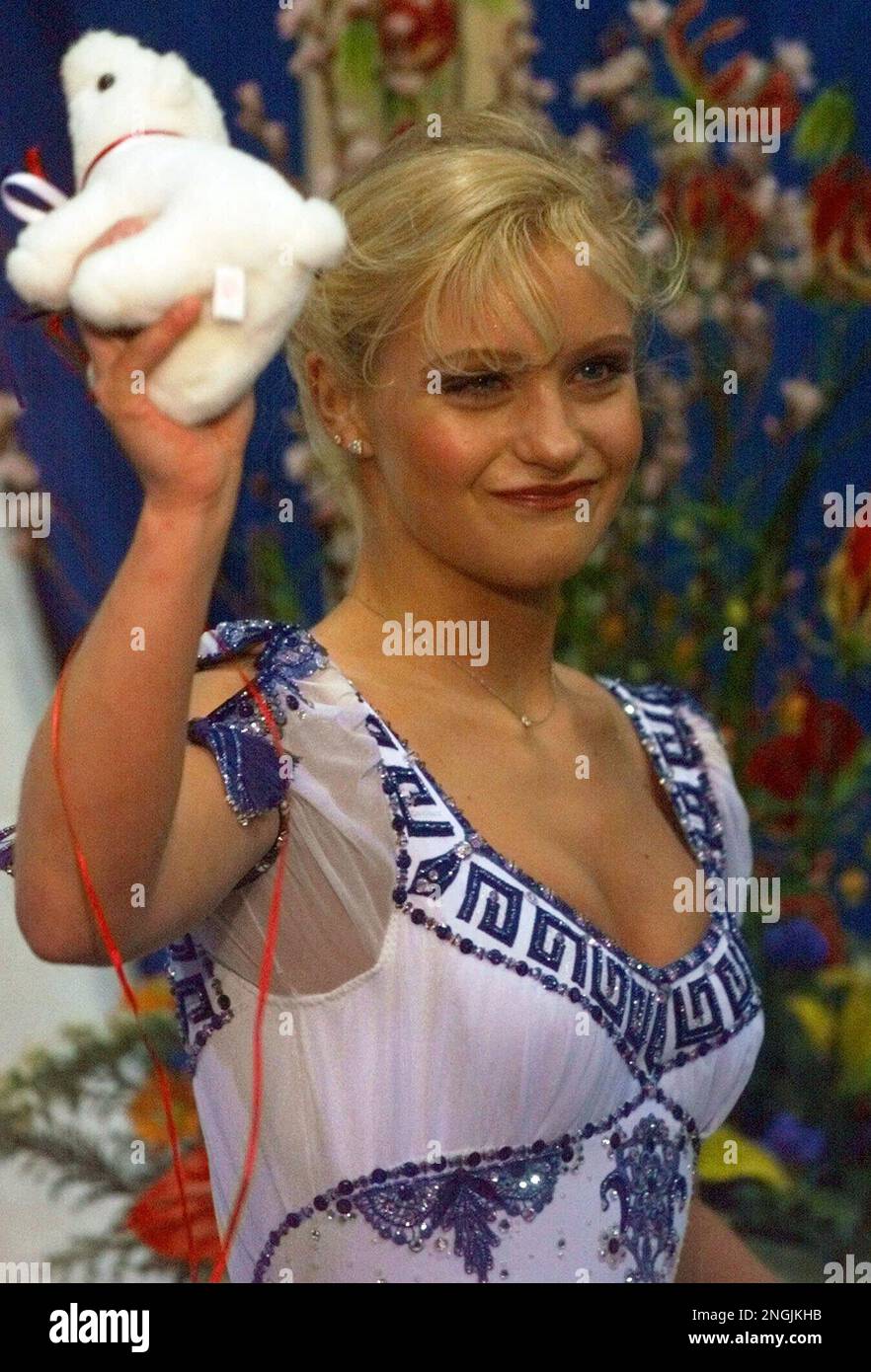 American Nicole Bobek waves to the crowd after hearing her short ...