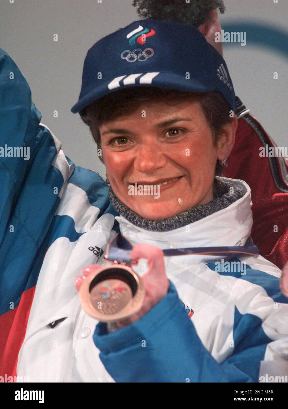 Russia's Larissa Lazutina holds up her gold medal in the Women's Cross ...
