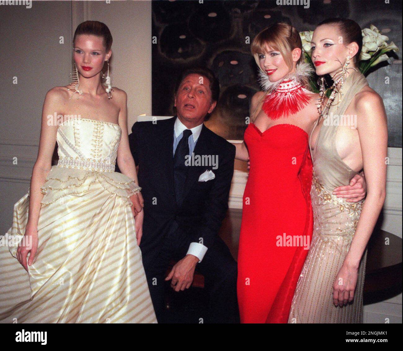 German top model Claudia Schiffer, 2nd right, poses with other models ...