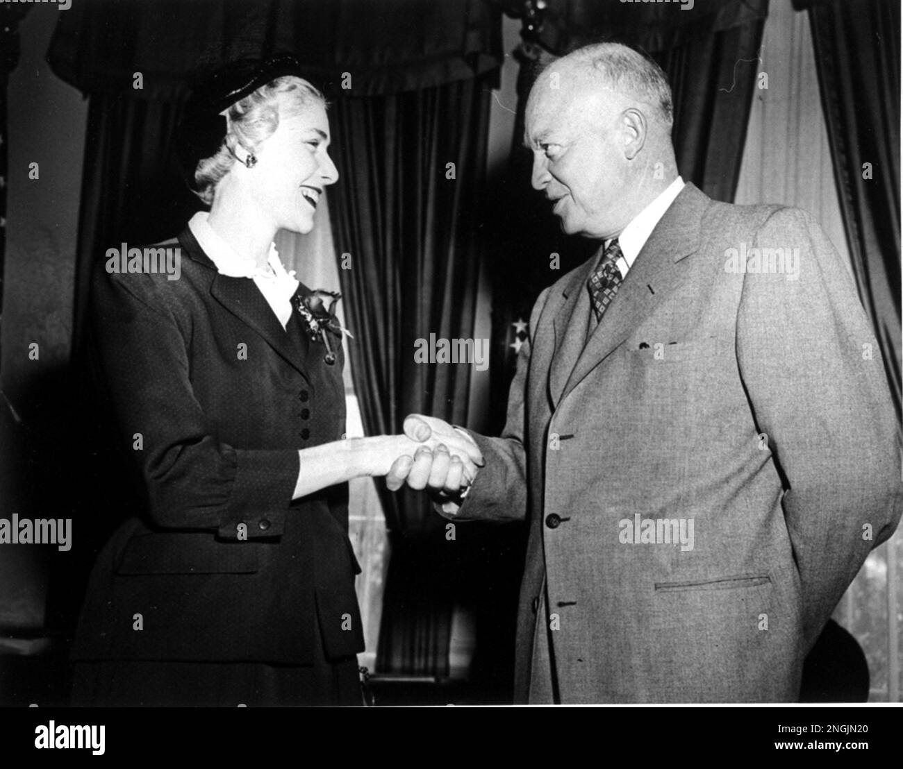 Mrs. Clare Boothe Luce pays a farewell call on President Eisenhower ...
