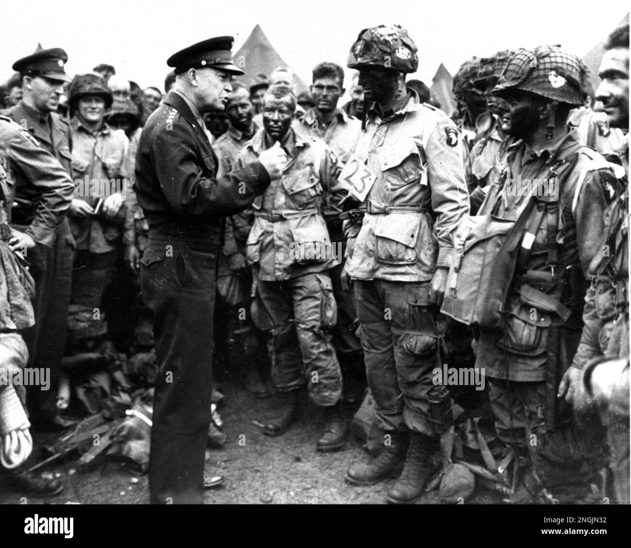 D day paratroopers 1944 hi-res stock photography and images - Alamy