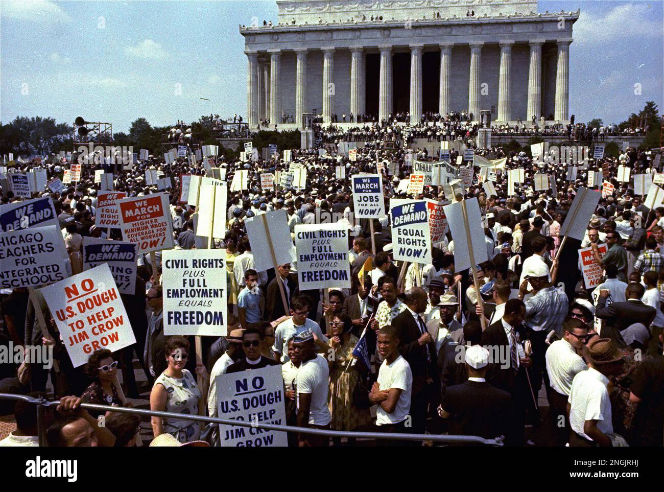 Crowds shown in front of the Lincoln Memorial during the March on ...