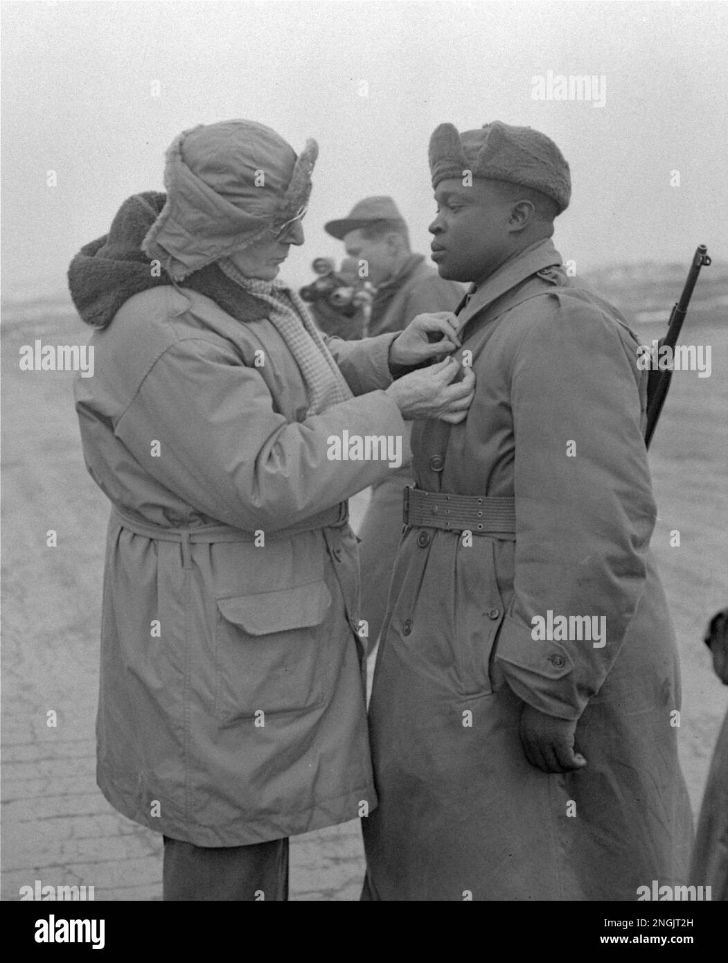 Gen. Douglas MacArthur pins the Distinguished Service Cross on Sgt ...