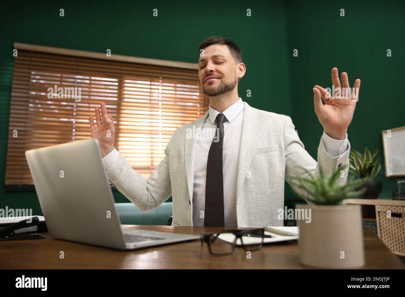 Calm office workspace hi-res stock photography and images - Alamy
