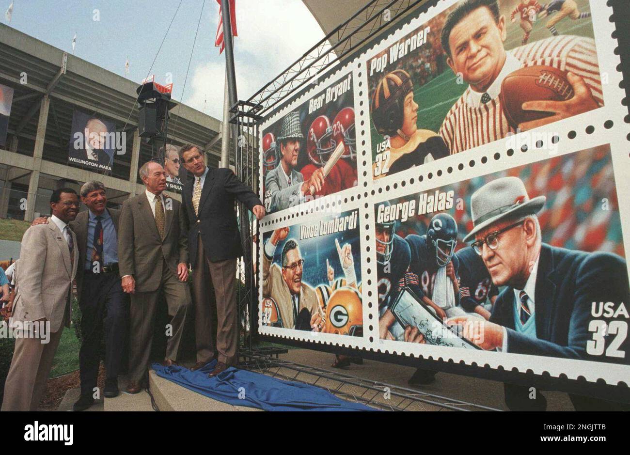 Former pro football players from left: Gale Sayers, Joe Namath, Bart ...