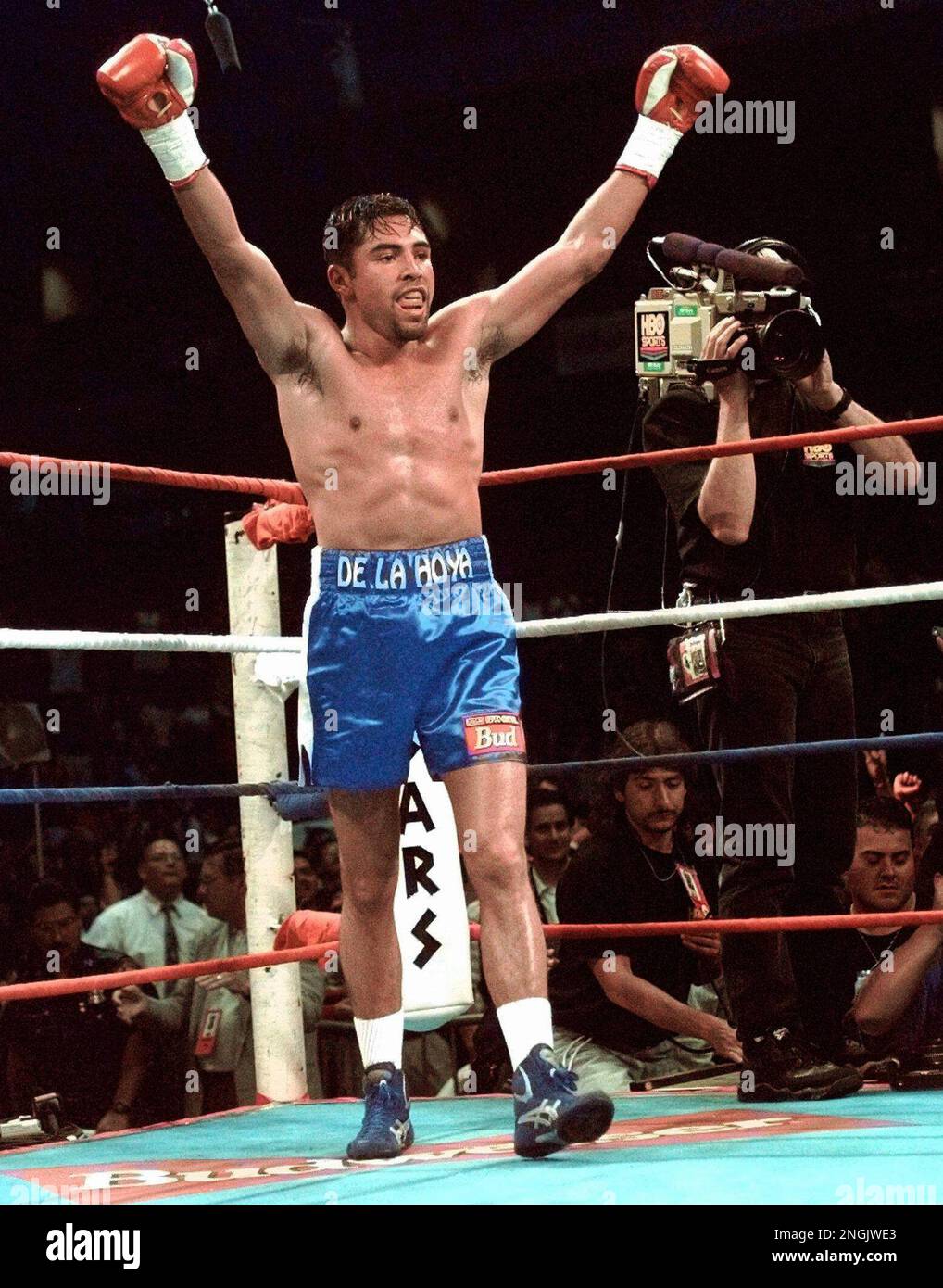 World Boxing Council welterweight champion Oscar De La Hoya celebrates ...