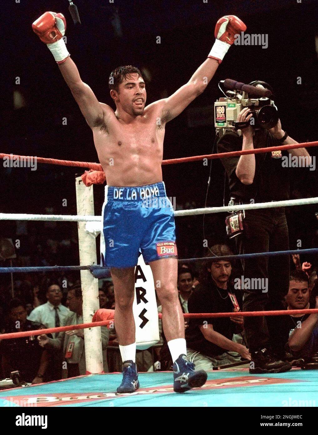 World Boxing Council welterweight champion Oscar De La Hoya celebrates ...