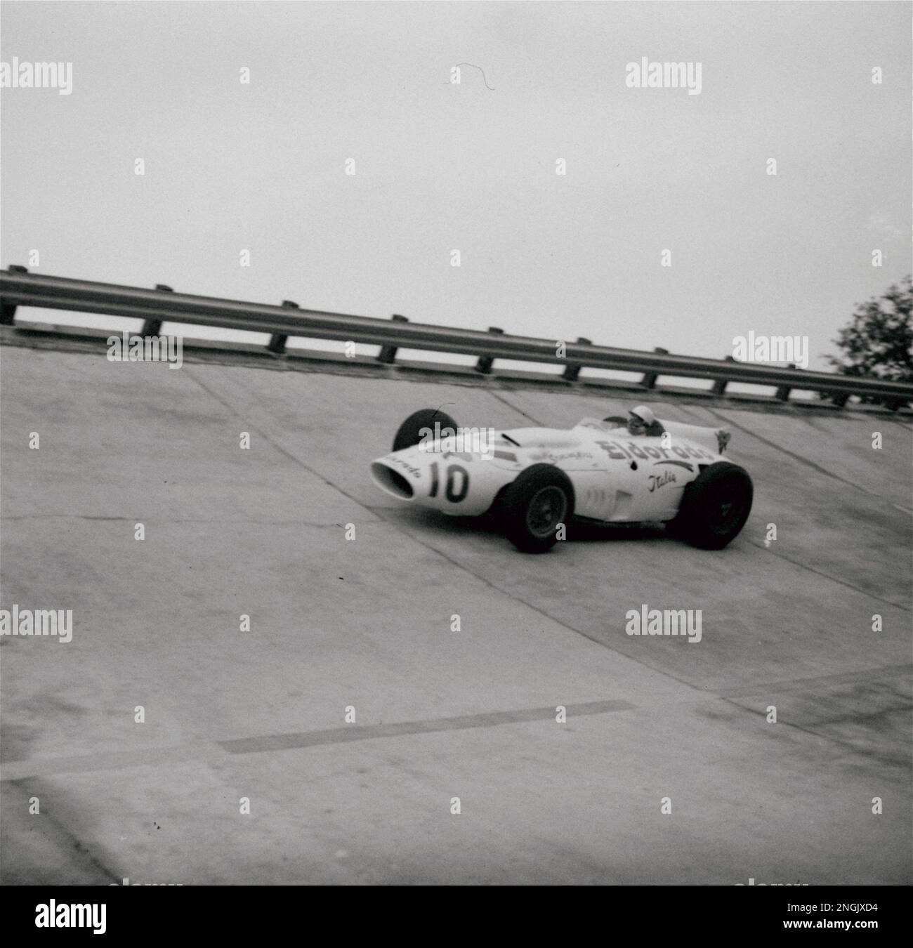 British racing driver Stirling Moss takes a curve on the Monza circuit ...