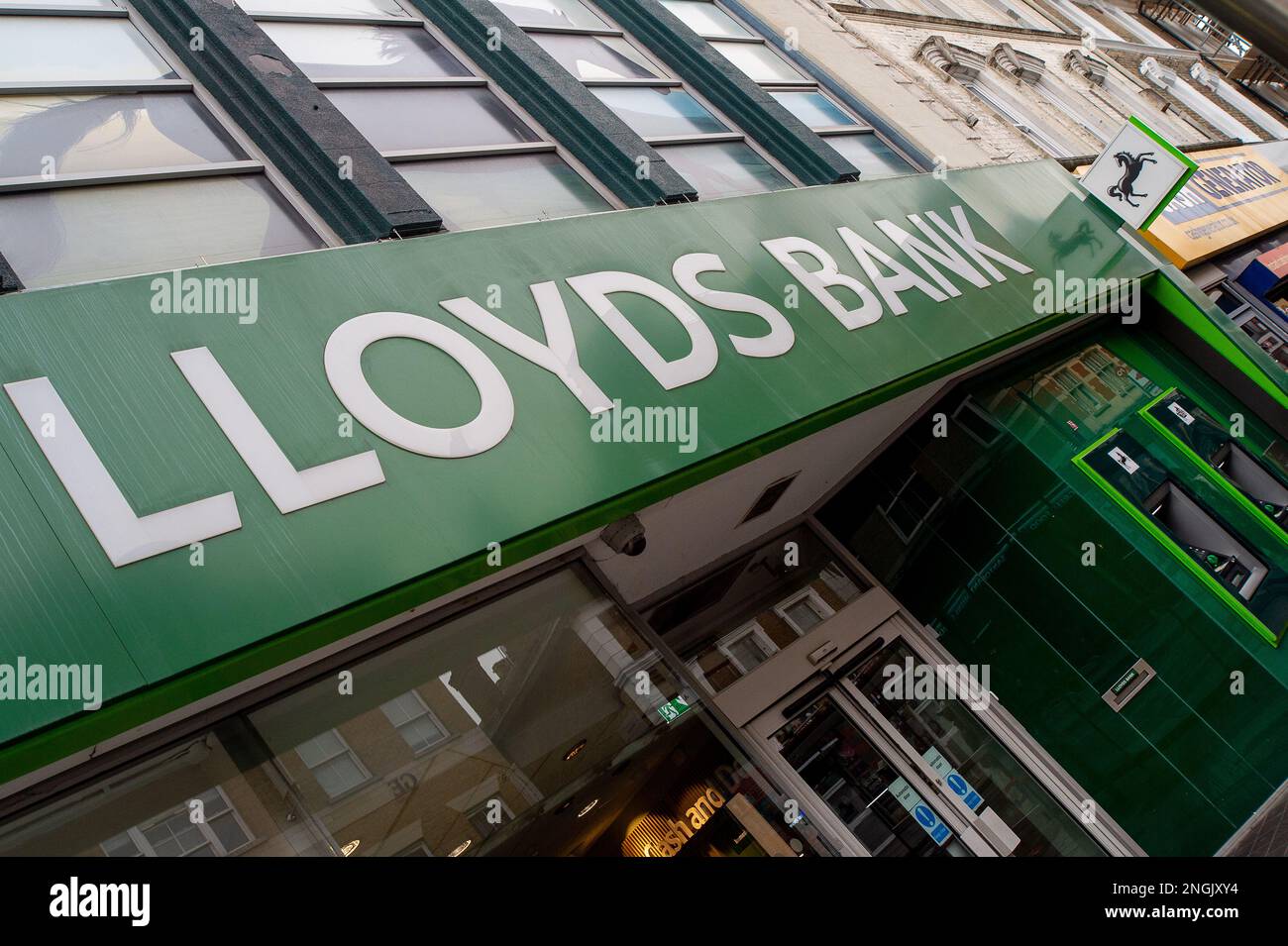 Slough, Berkshire, UK. 17th February, 2023. A Lloyds Bank branch in ...