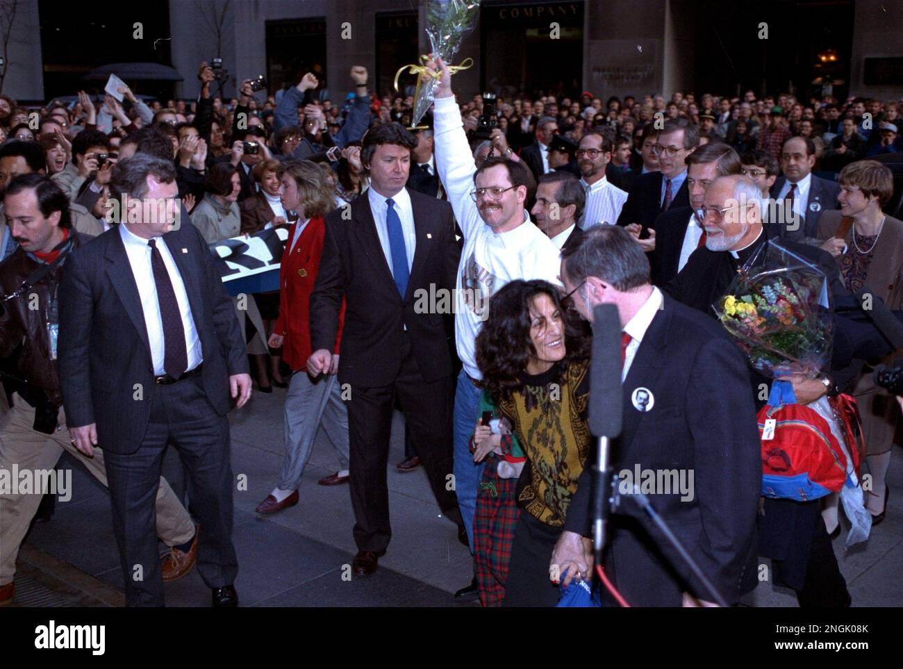 Former hostage Terry Anderson raises his arm to greet well-wishers who ...