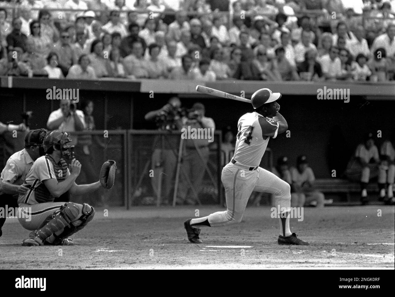 Atlanta Braves' Hank Aaron blasts home run number 700 against the ...