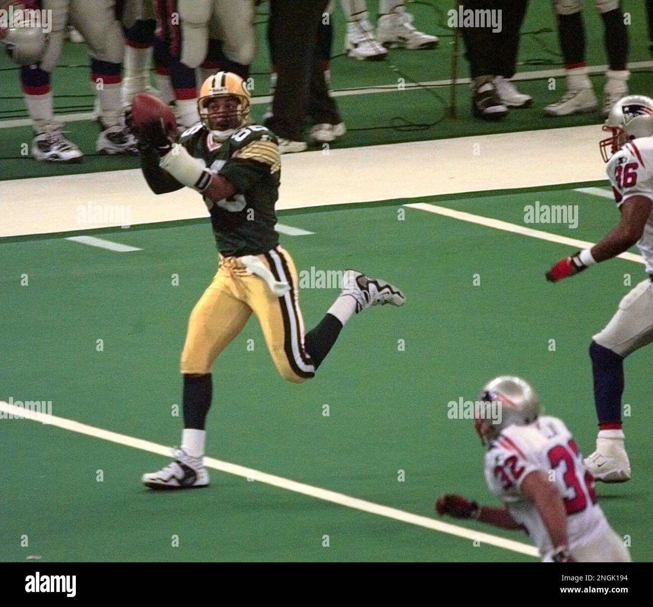 Green Bay Packers Antonio Freeman catches an 81-yard touchdown pass ...