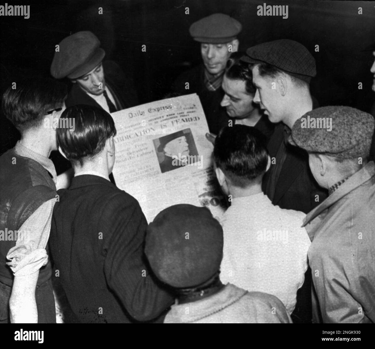 Early morning workers read of rumors of the abdication Dec. 10, 1936 of ...