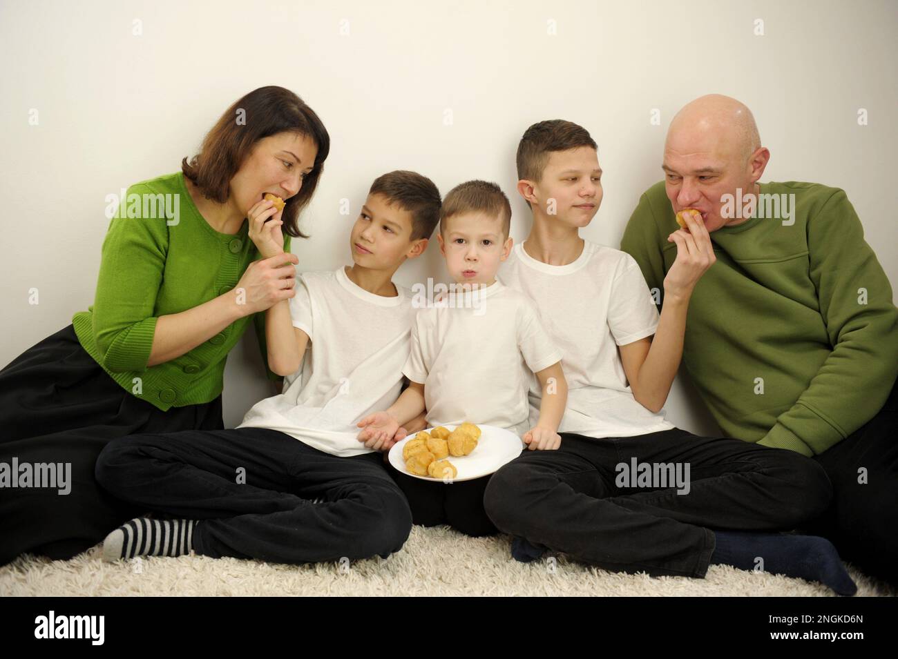4k portrait smiling mother daughter hi-res stock photography and images - Alamy