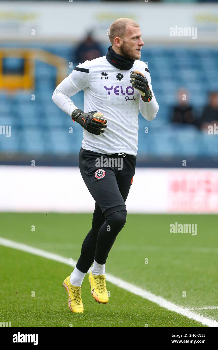 Adam Davies #1 of Sheffield United warms up during the Sky Bet ...
