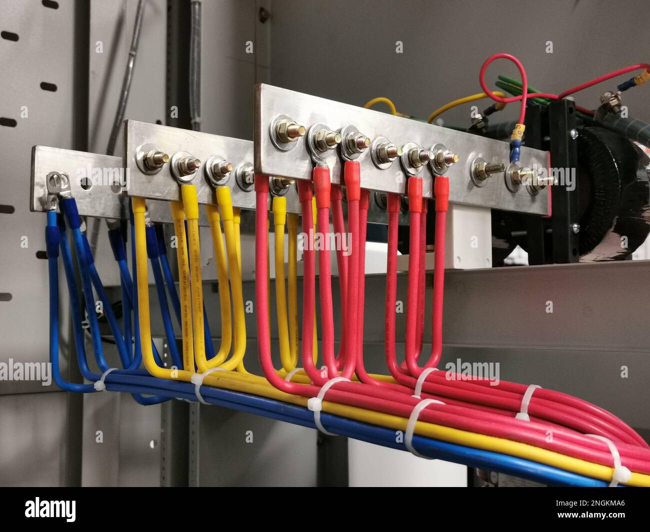 Three phase single core cables connection in low voltage switchboard ...