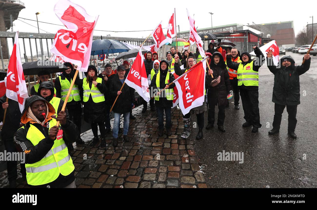 Hamburg, Germany. 18th Feb, 2023. Recycling yard workers and Verdi ...