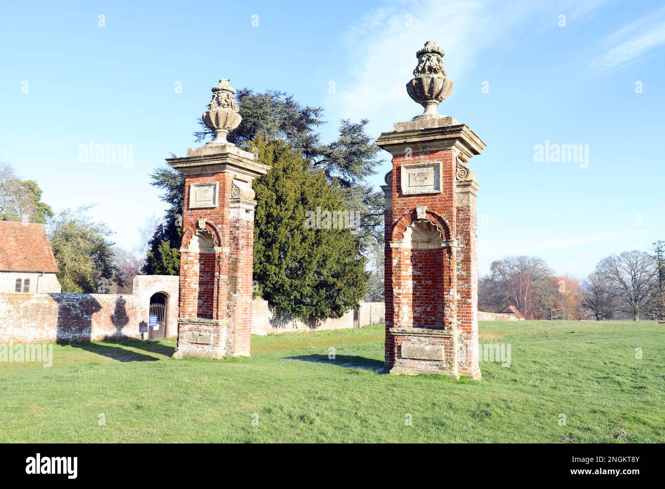 Grand gateways hi-res stock photography and images - Alamy