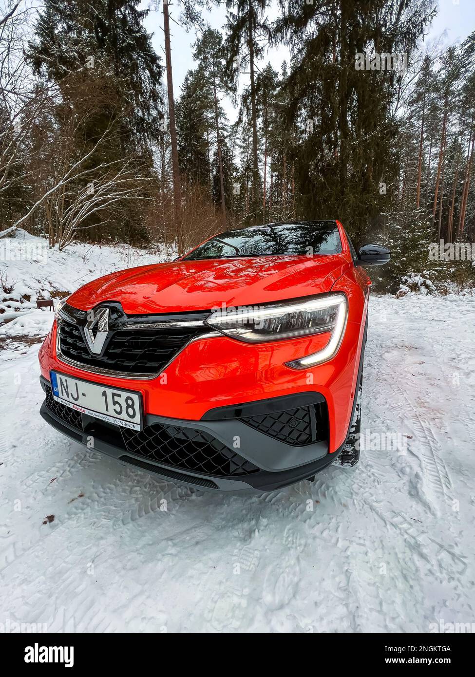 Renault Arkana RS-line Valencia Orange crossover SUV E-tech hybrid car ...