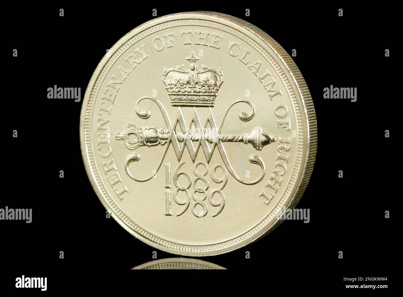 Reverse side of a 1989 £2 coin commemorating the Tercentenary of the ...