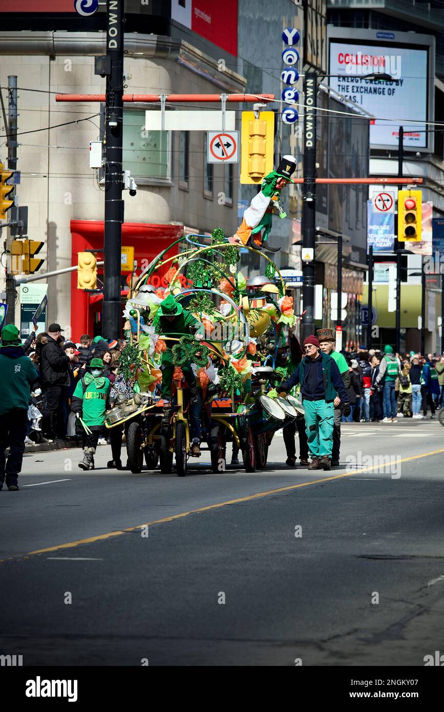 St patricks day parade float hi-res stock photography and images - Alamy