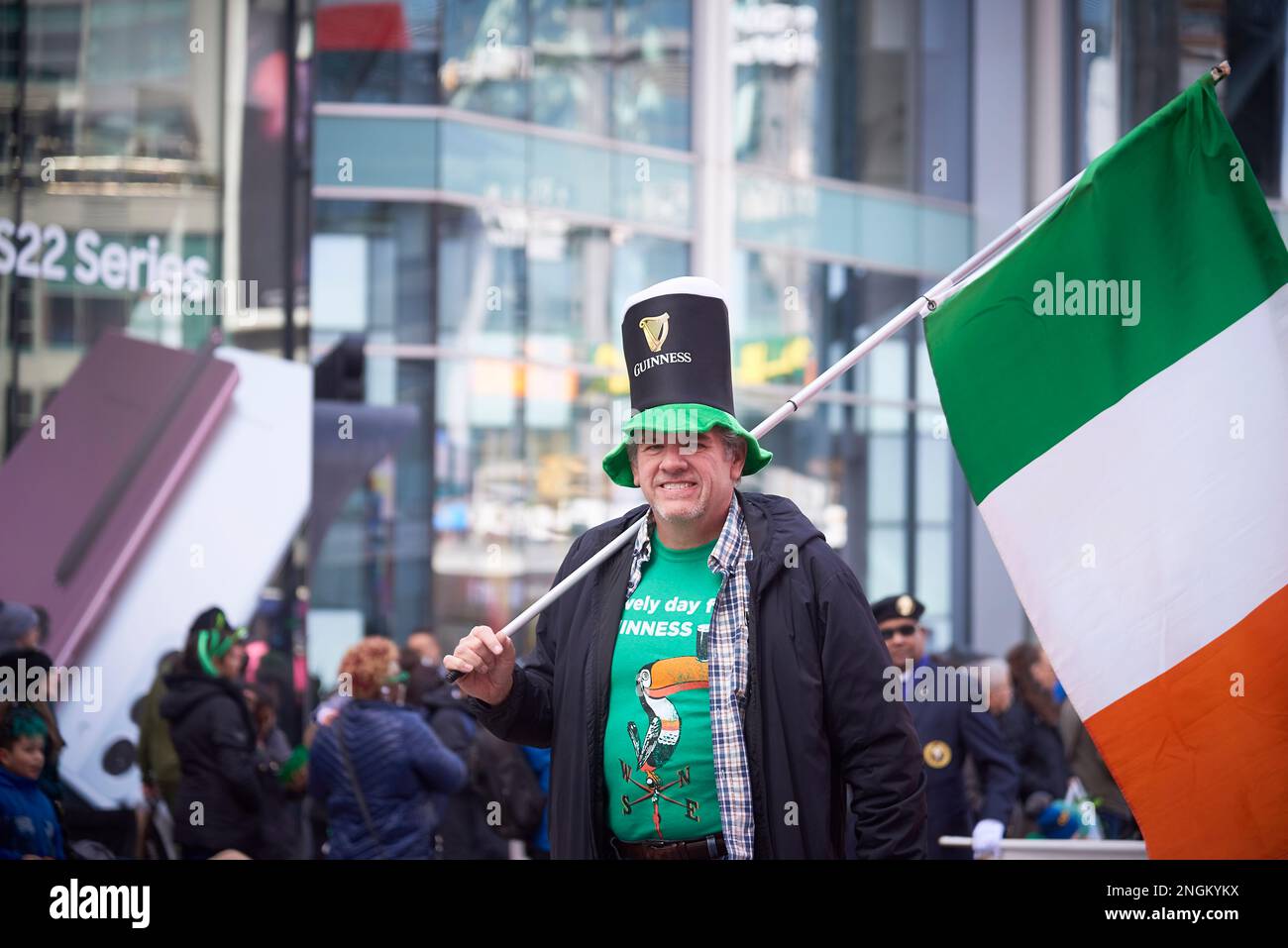 Holding an irish flag hi-res stock photography and images - Alamy