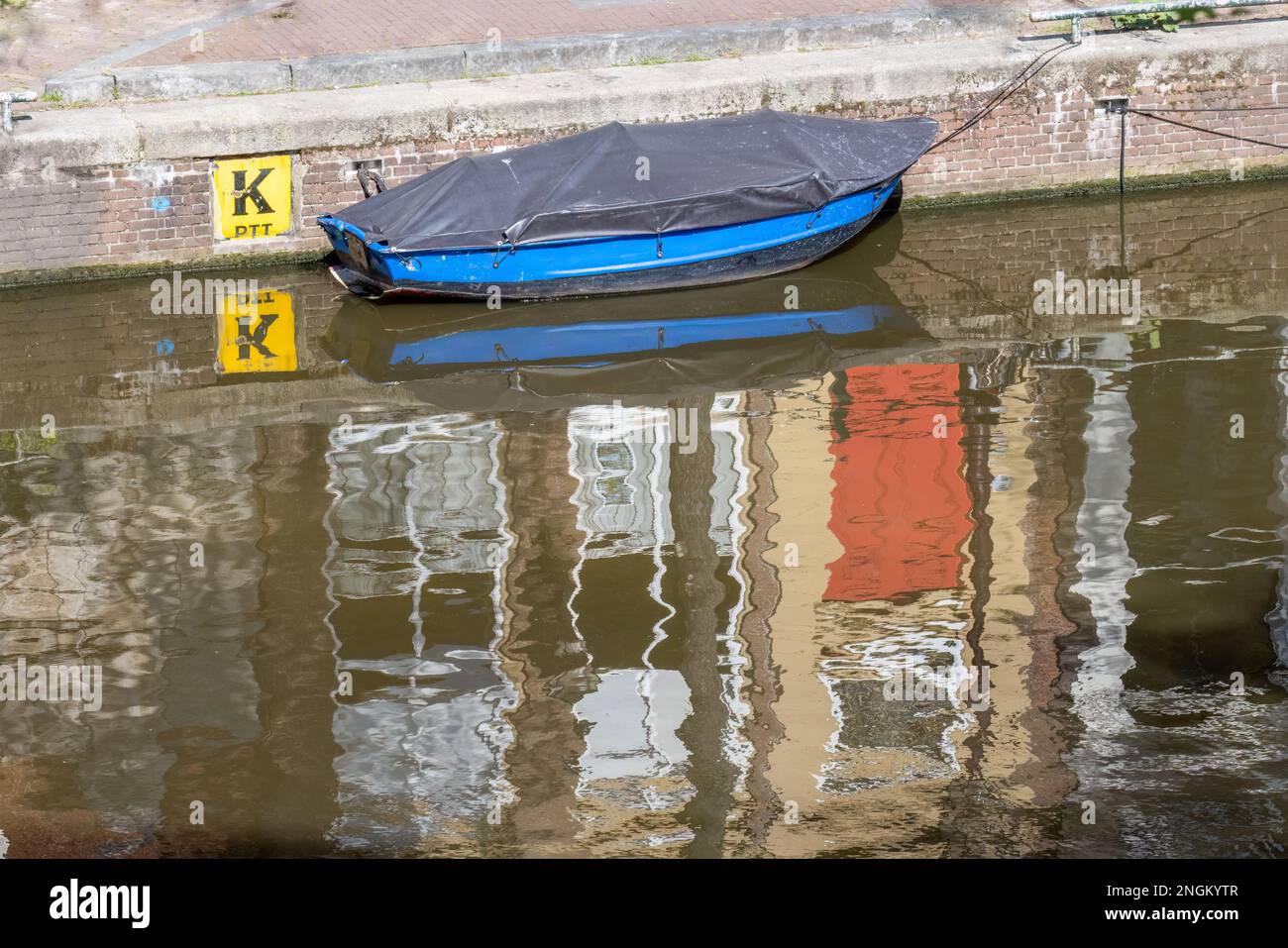 Blue canal boat reflected hi-res stock photography and images - Alamy