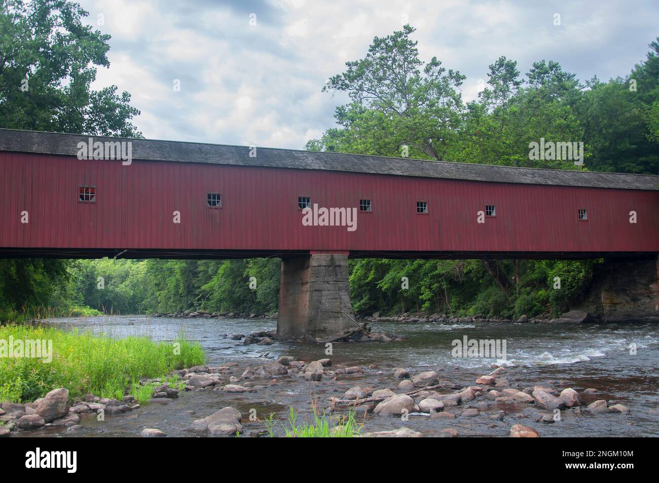 The landmark West Cornwall covered bridge over the Housatonic River in ...
