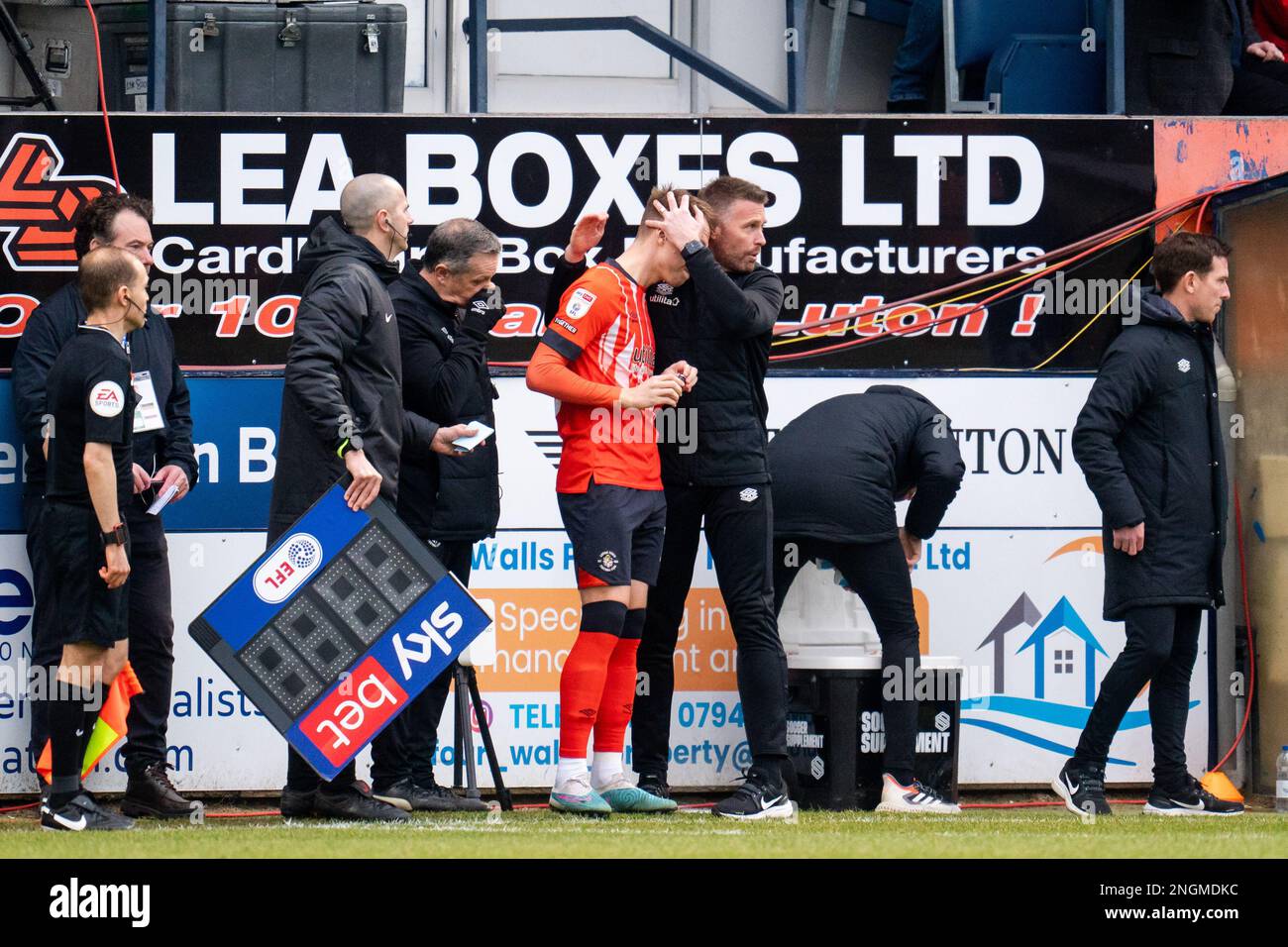 Rob edwards luton manager hi-res stock photography and images - Alamy
