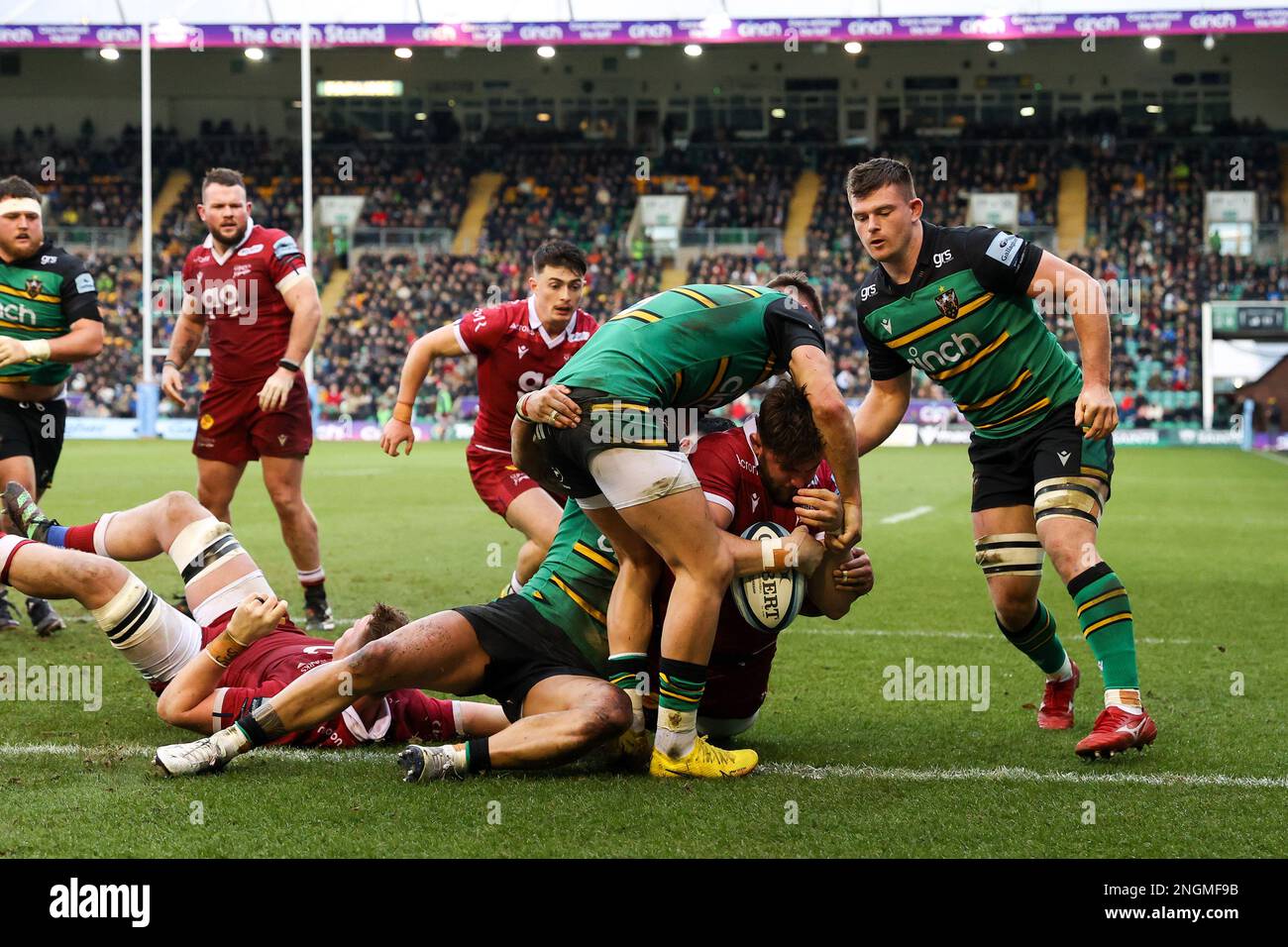 Sam Dugdale of Sale Sharks scores a try during the Gallagher ...