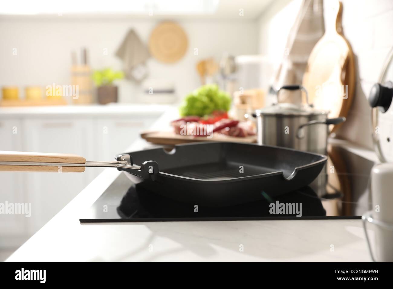 Frying pan with cooking oil on cooktop in kitchen Stock Photo - Alamy