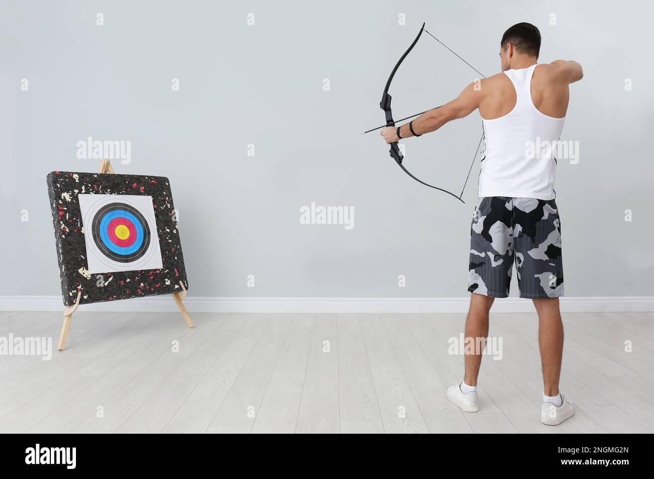 Male athlete aiming target bow hi-res stock photography and images - Alamy