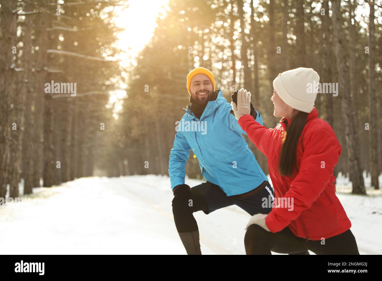 Young woman doing lunges exercises hi-res stock photography and images ...